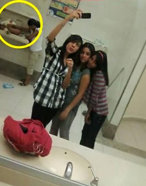 37 Embarrassing Selfie Fails By People Who Forgot To Check The Background