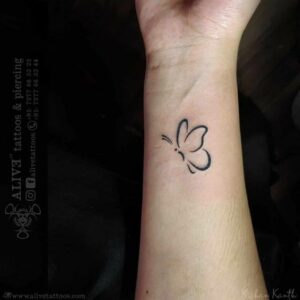 21 Beautiful Butterfly Hand Tattoo Designs Inspiration & Meaning