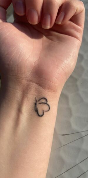 21 Beautiful Butterfly Hand Tattoo Designs Inspiration & Meaning